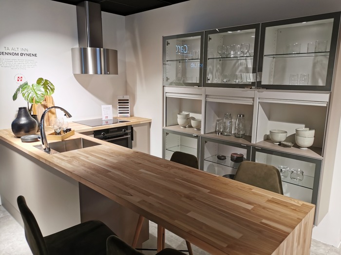 Varme nyanser og rene linjer: Model Stockholm kjøkken fra HTH