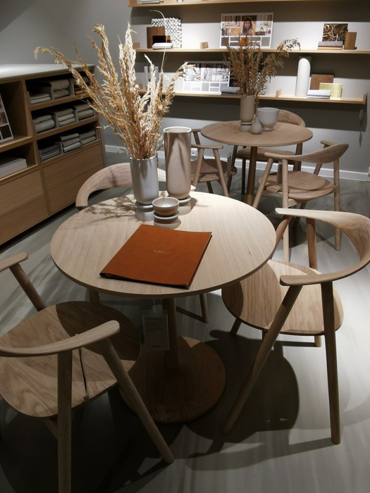 Turned rundt spisebord og Swing spisestoler fra Bolia