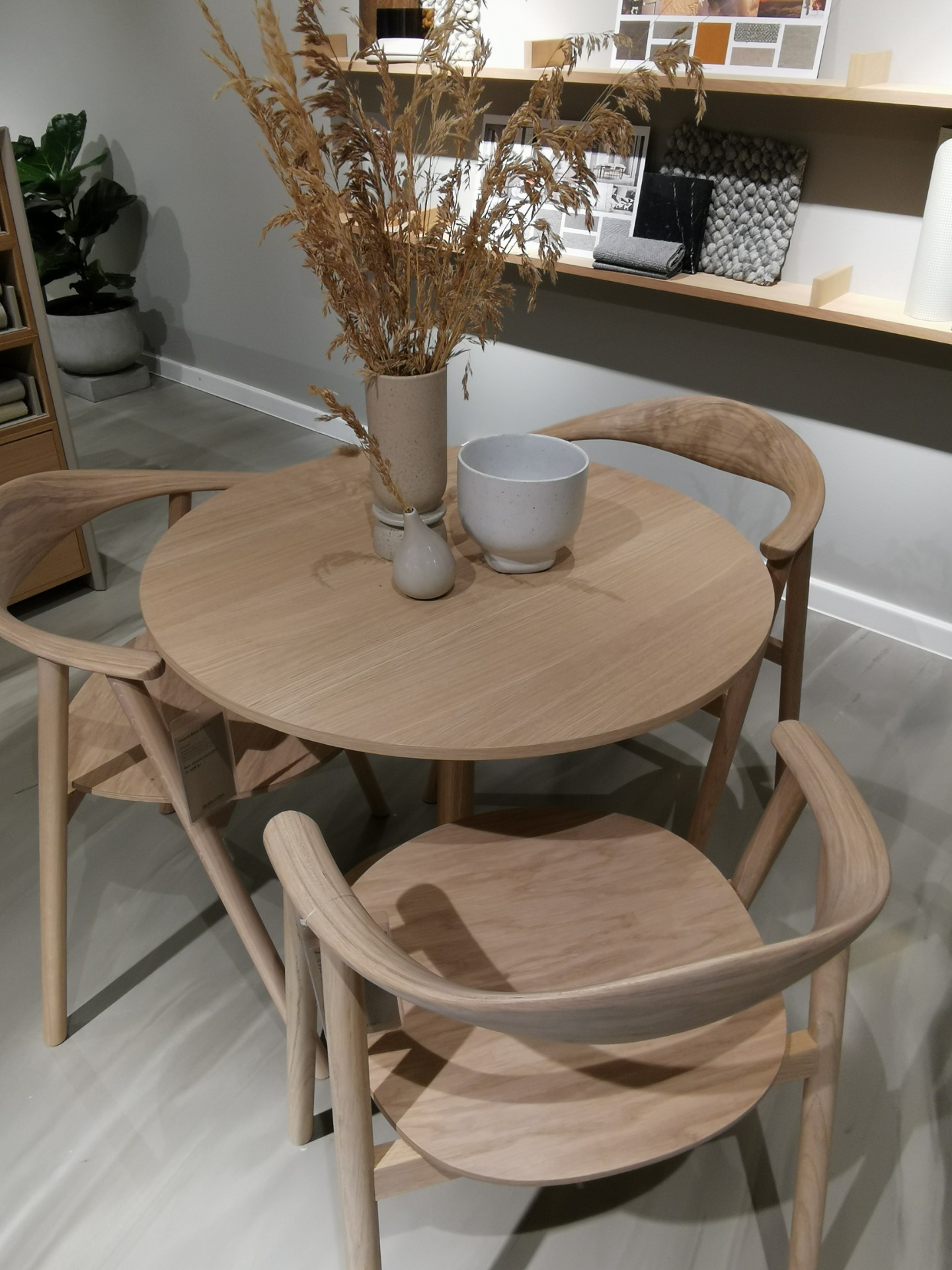 Turned rundt spisebord og Swing spisestoler fra Bolia