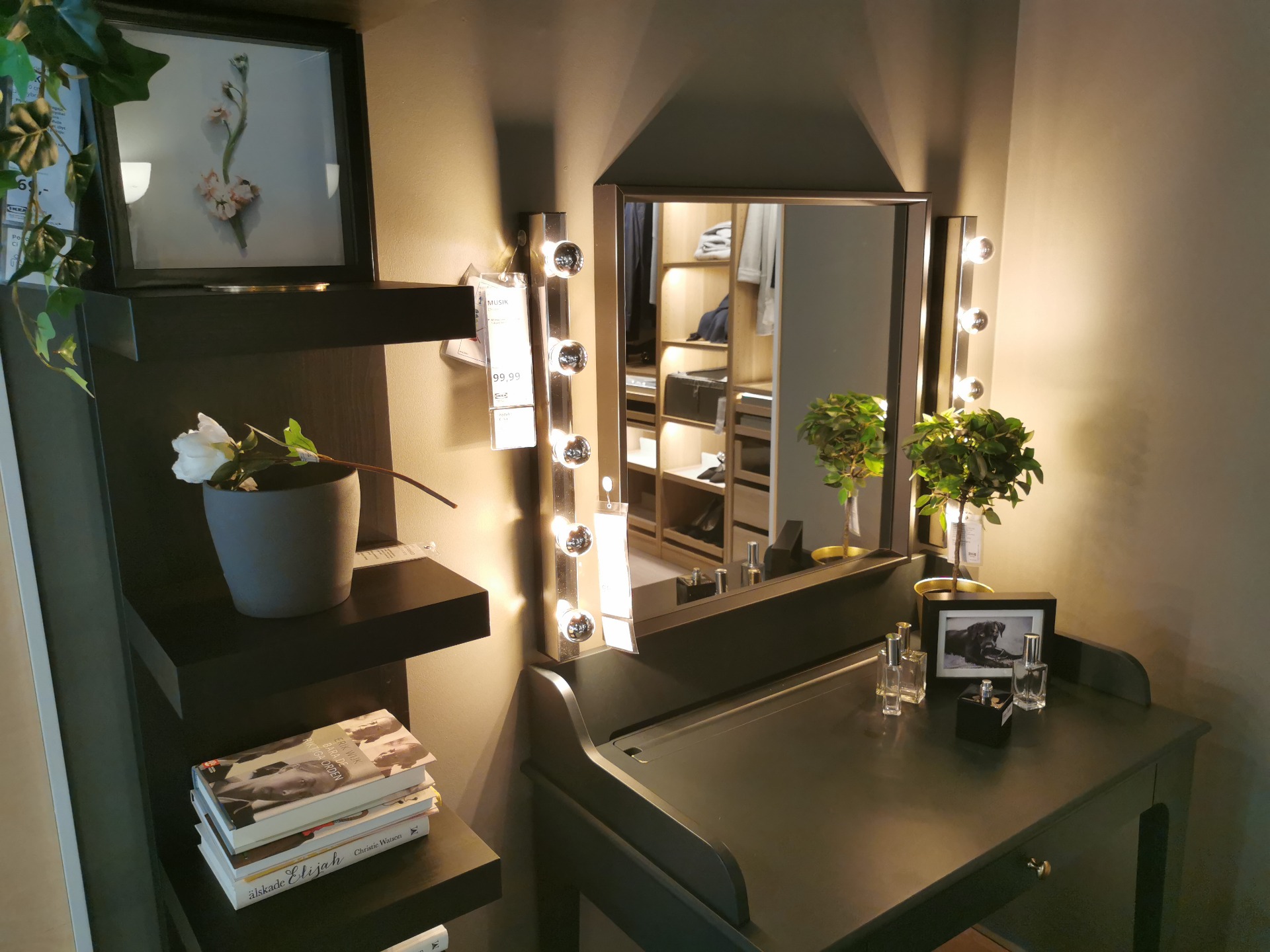 IKEA Lommarp arbeidsbord, Lack hylle, Nissedal speil og Musik vegglampe