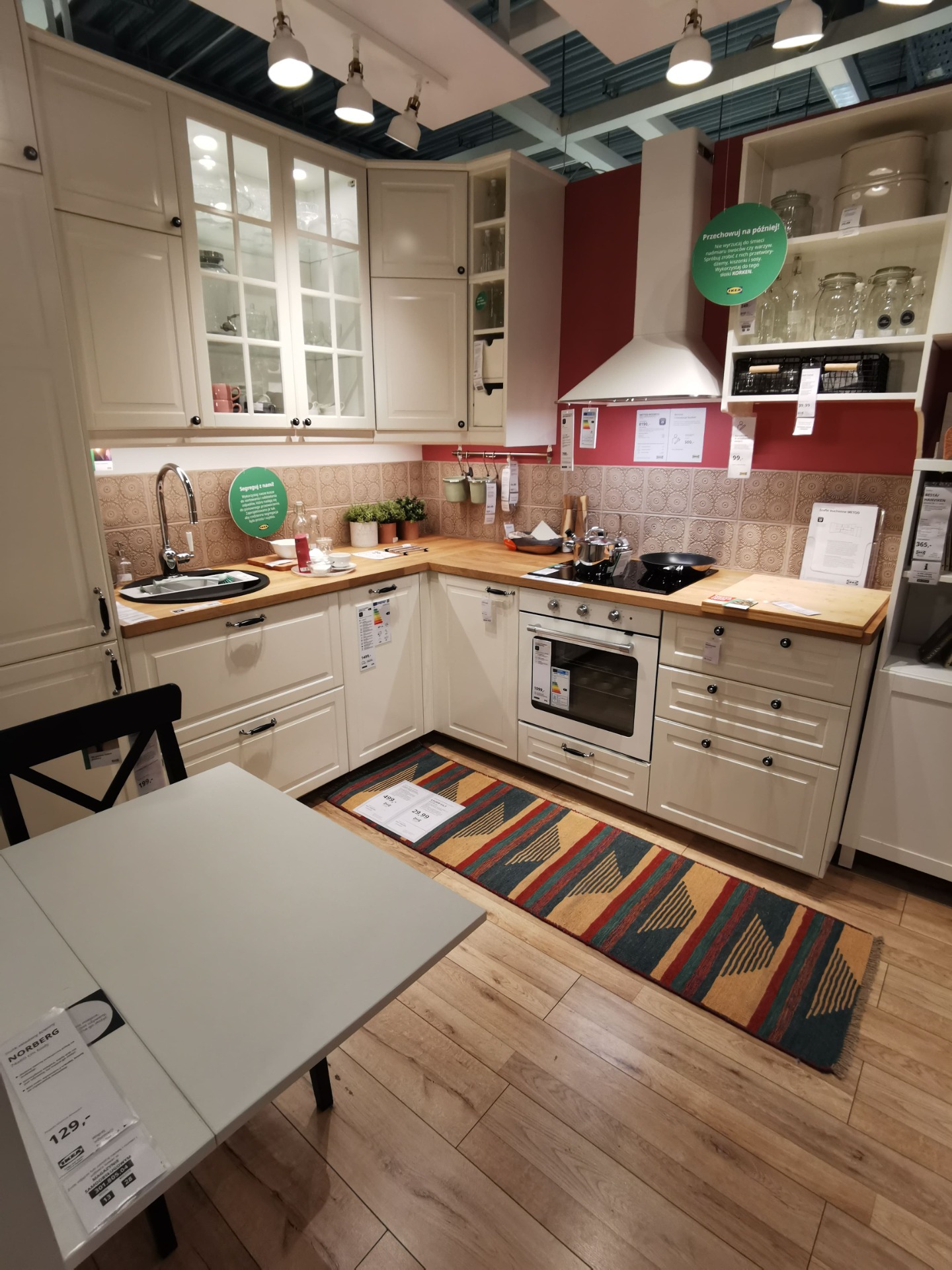 Vegger malt i rosa farger