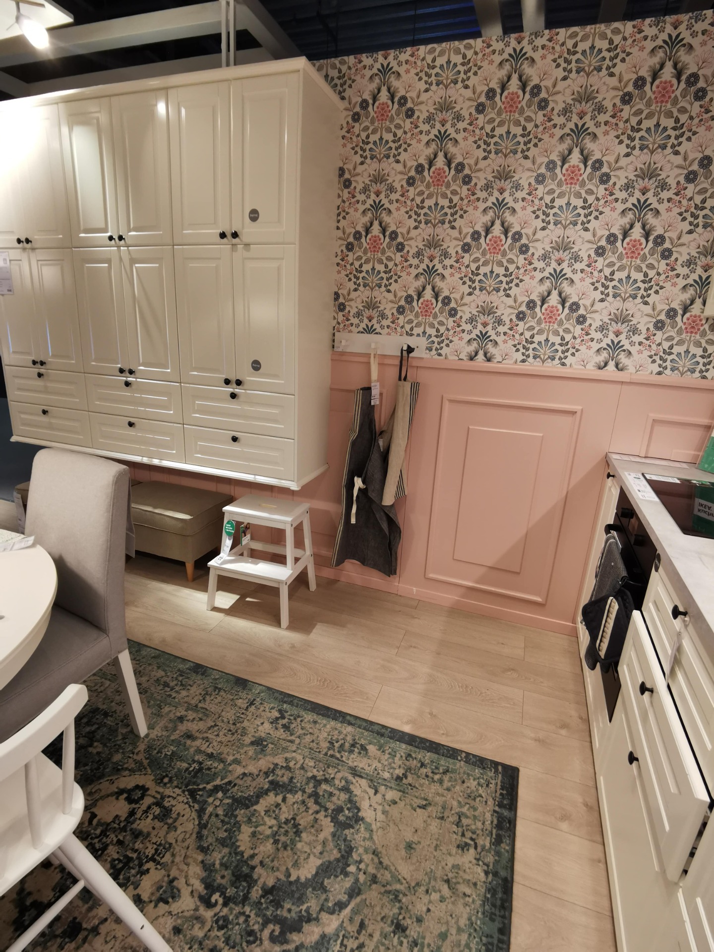 Vegger malt i rosa farger