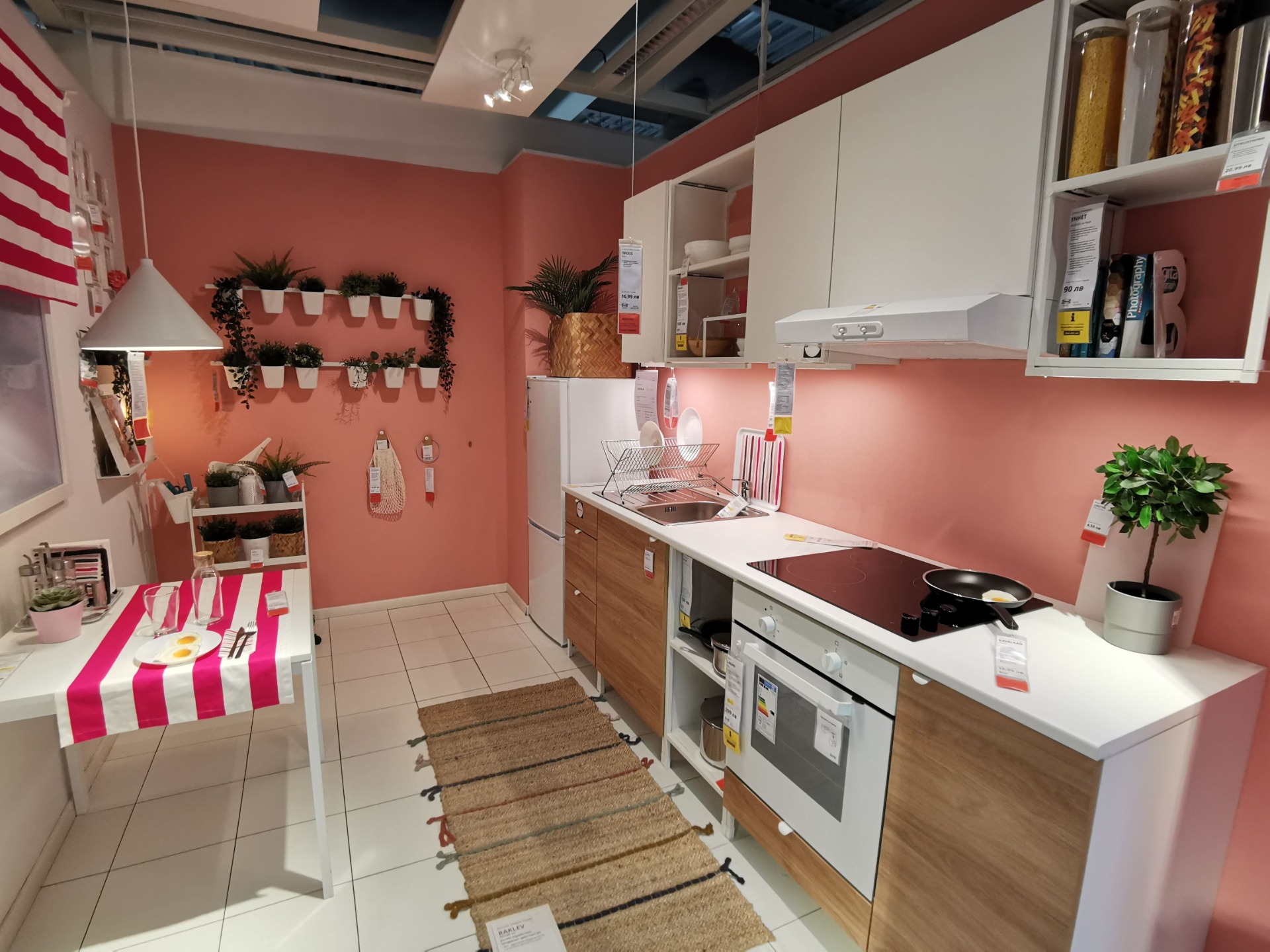 Vegger malt i rosa farger