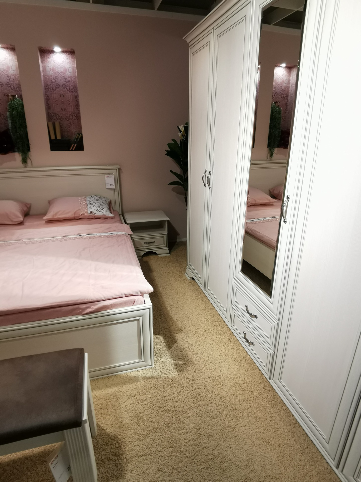 Vegger malt i rosa farger