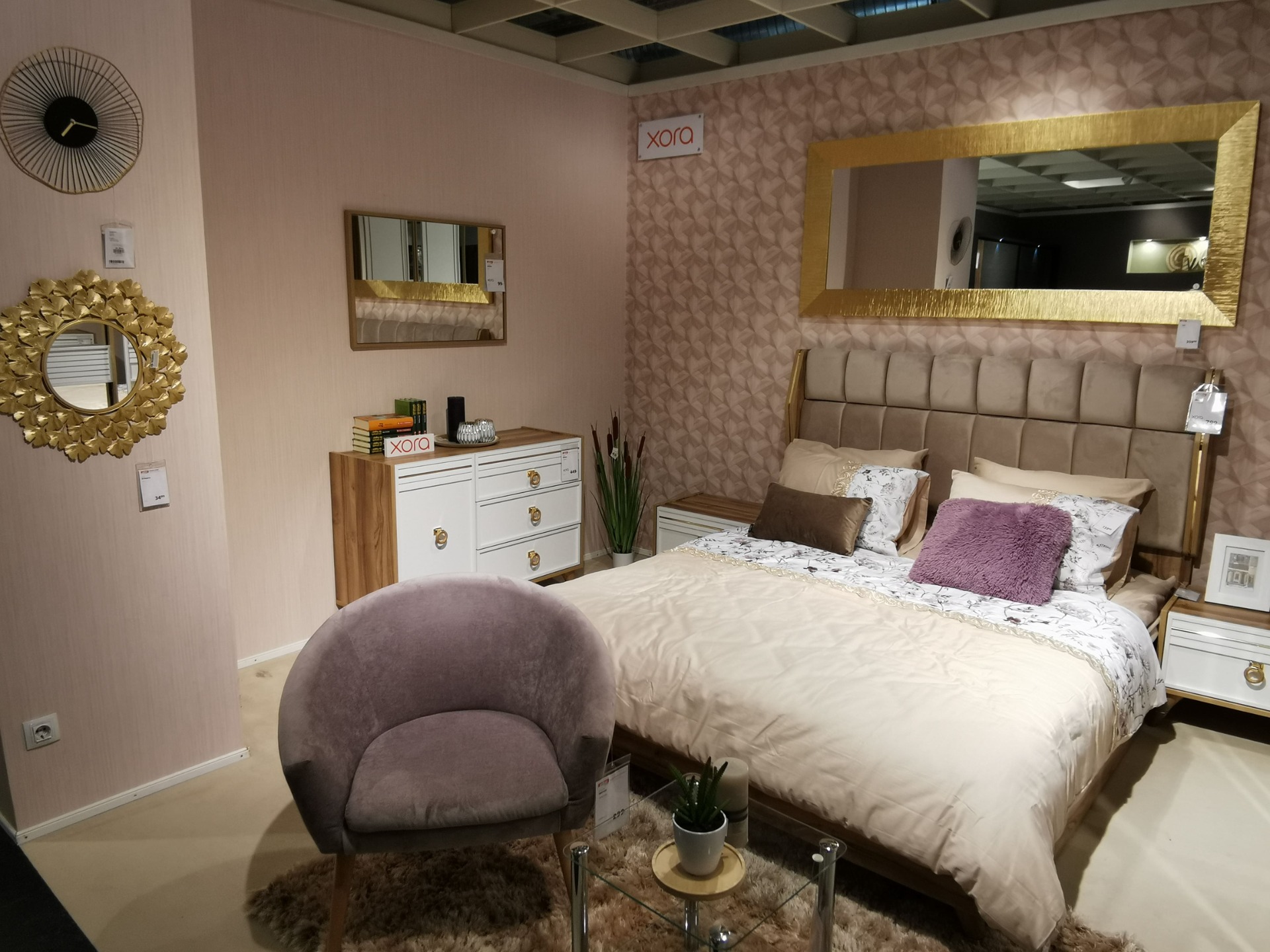 Vegger malt i rosa farger