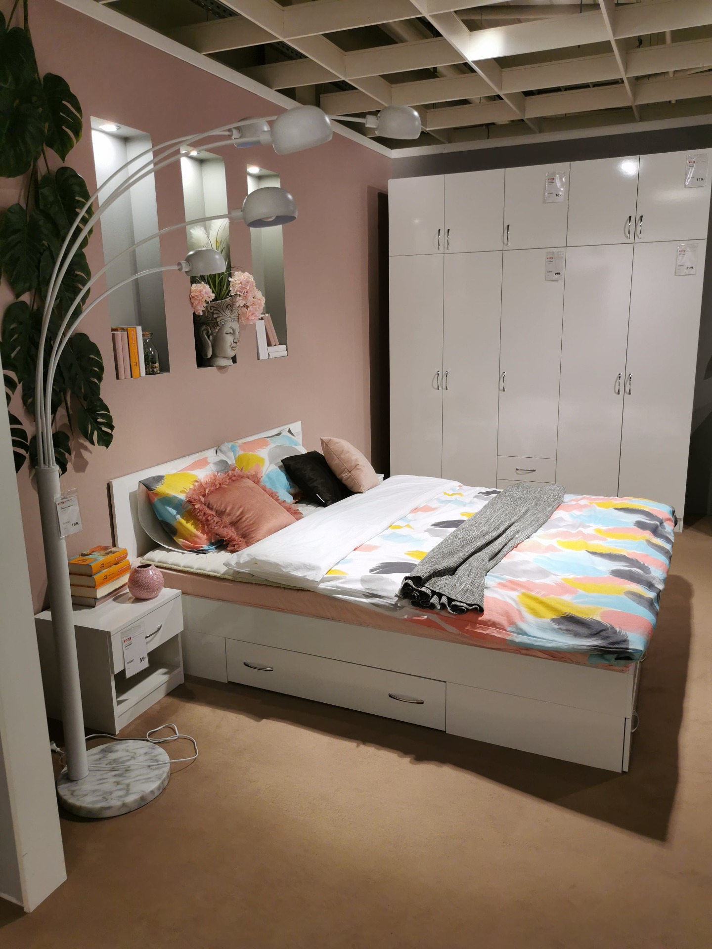 Vegger malt i rosa farger