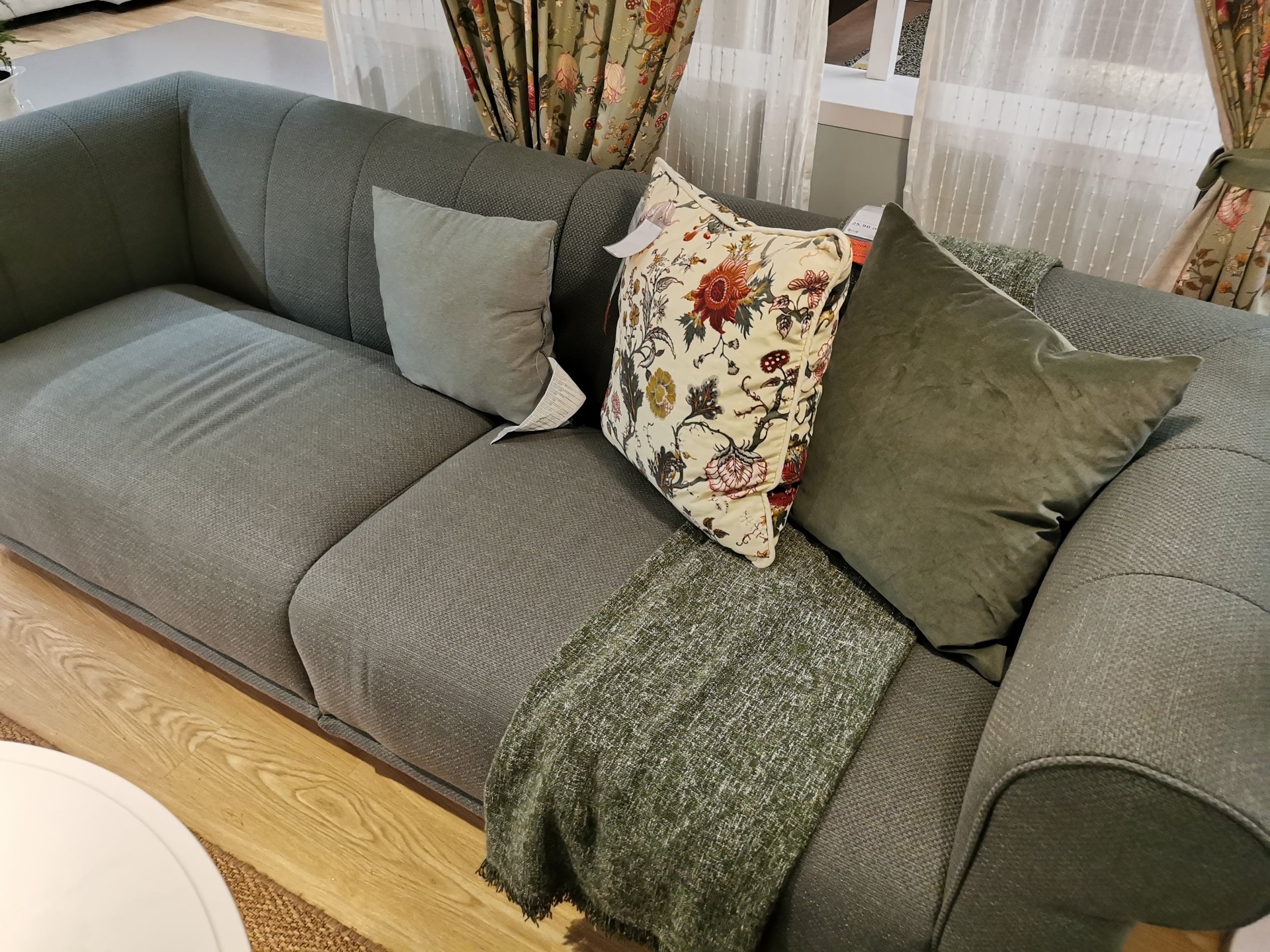 Stilfull design og komfort med Viskafors sofa fra IKEA