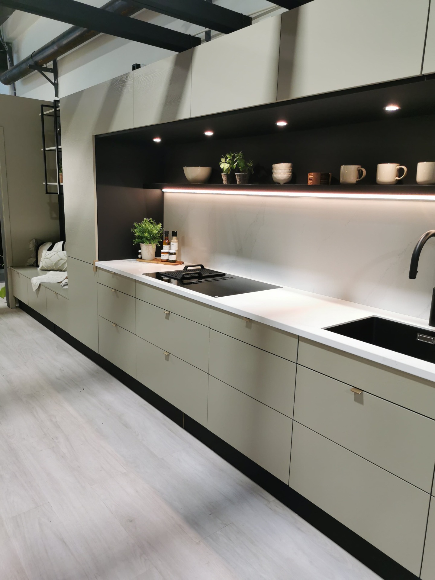 Så får du et lyst og luftig kjøkken med beige farger