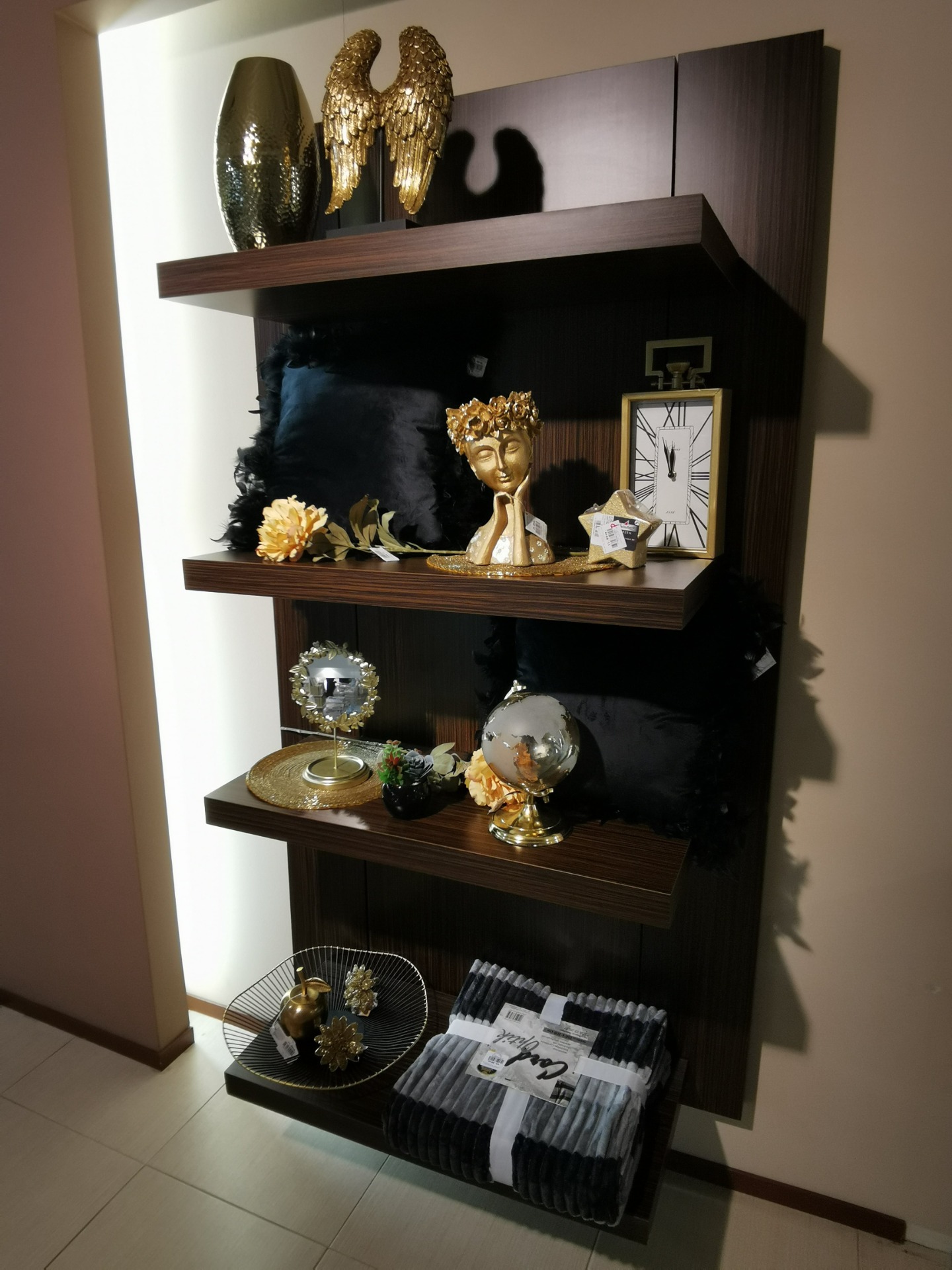 Vegghylle: den perfekte løsningen for enkel oppbevaring i hjemmet