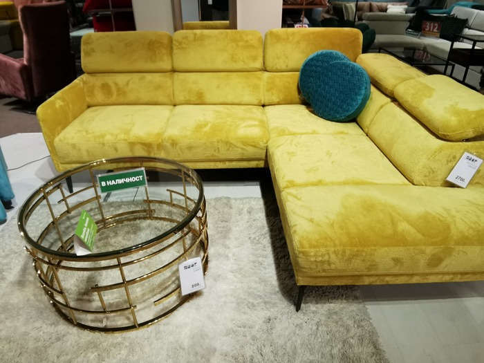 Så får du en harmonisk stil med en gul sofa