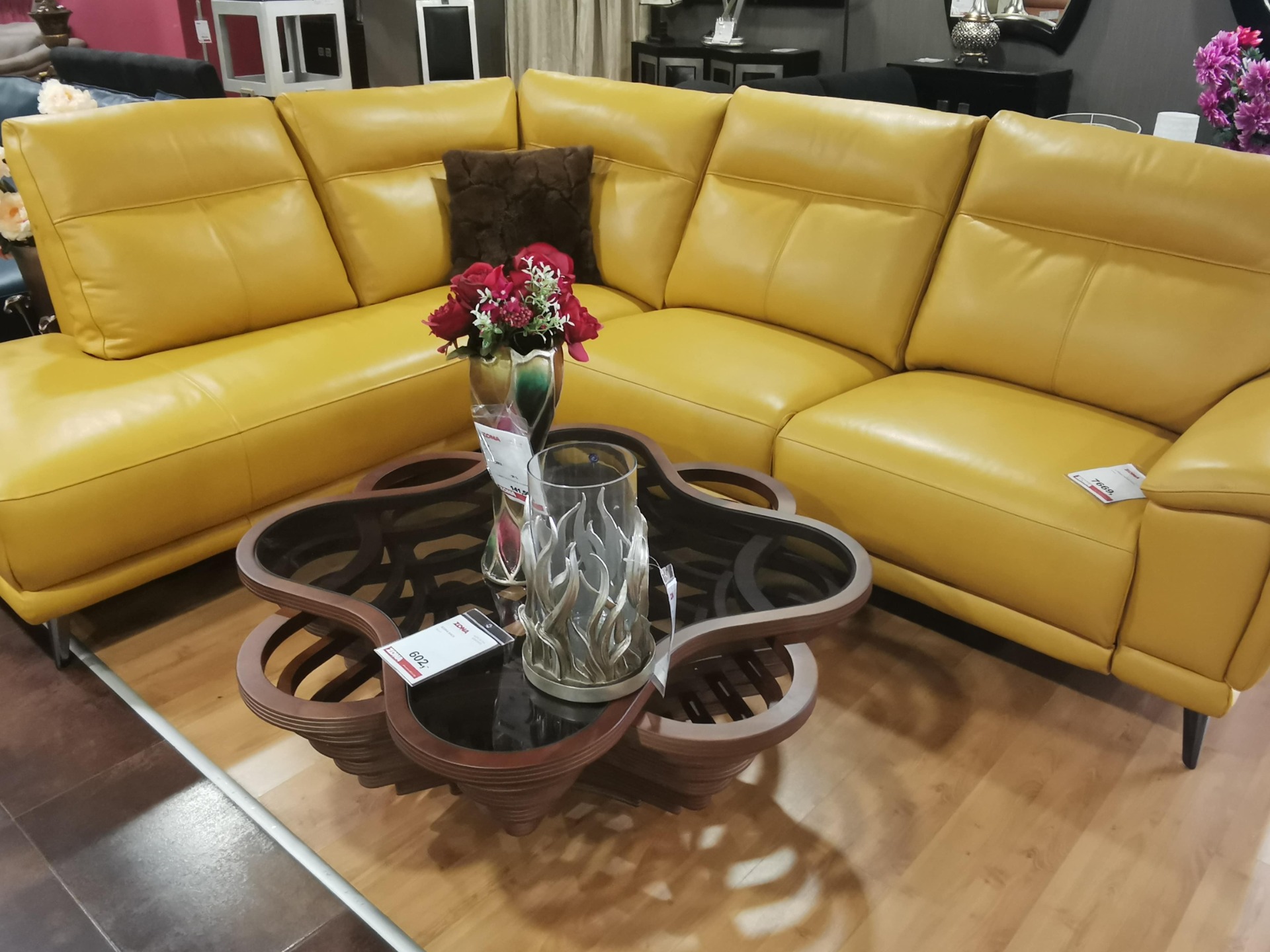 Så får du en harmonisk stil med en gul sofa