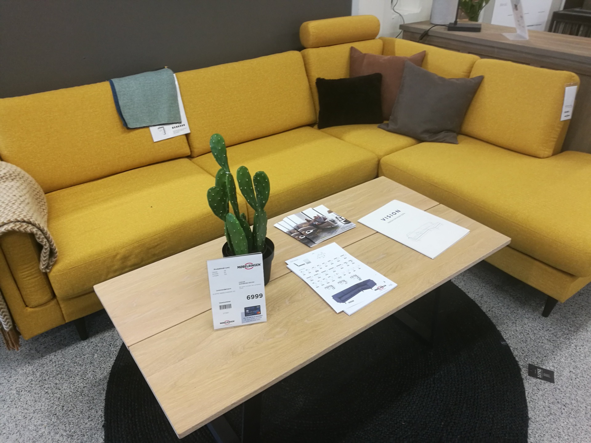 Så får du en harmonisk stil med en gul sofa