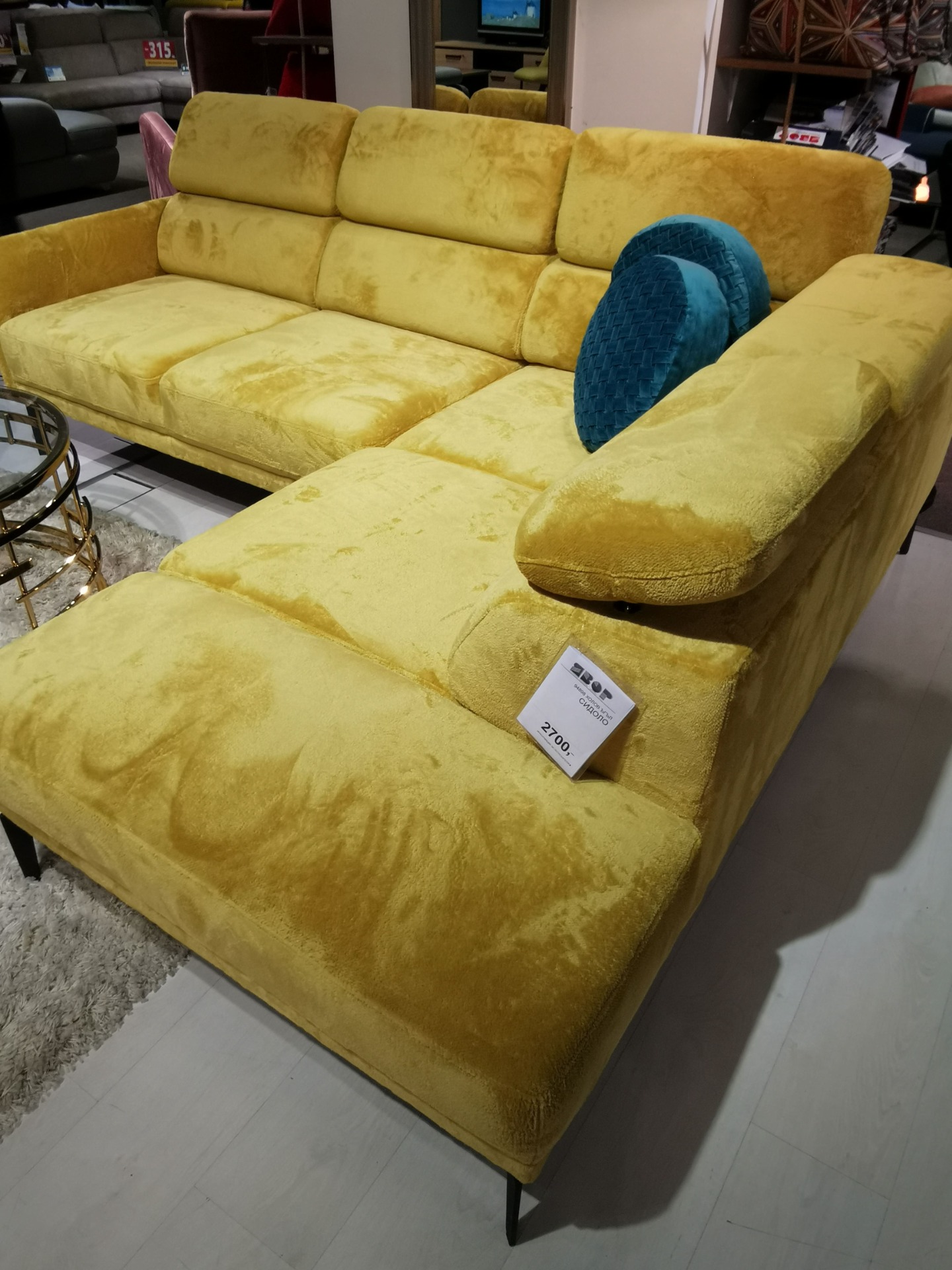 Så får du en harmonisk stil med en gul sofa