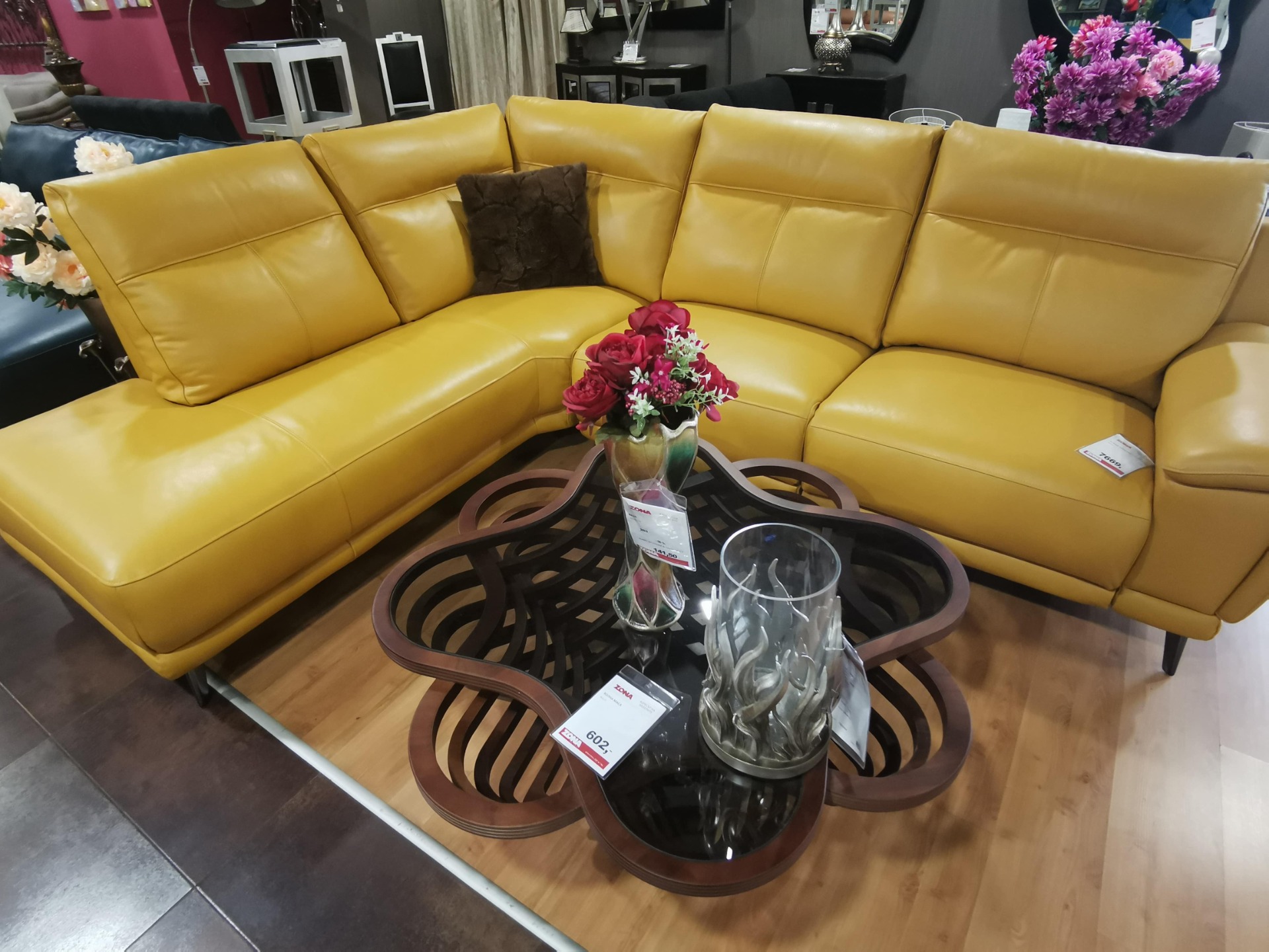 Så får du en harmonisk stil med en gul sofa