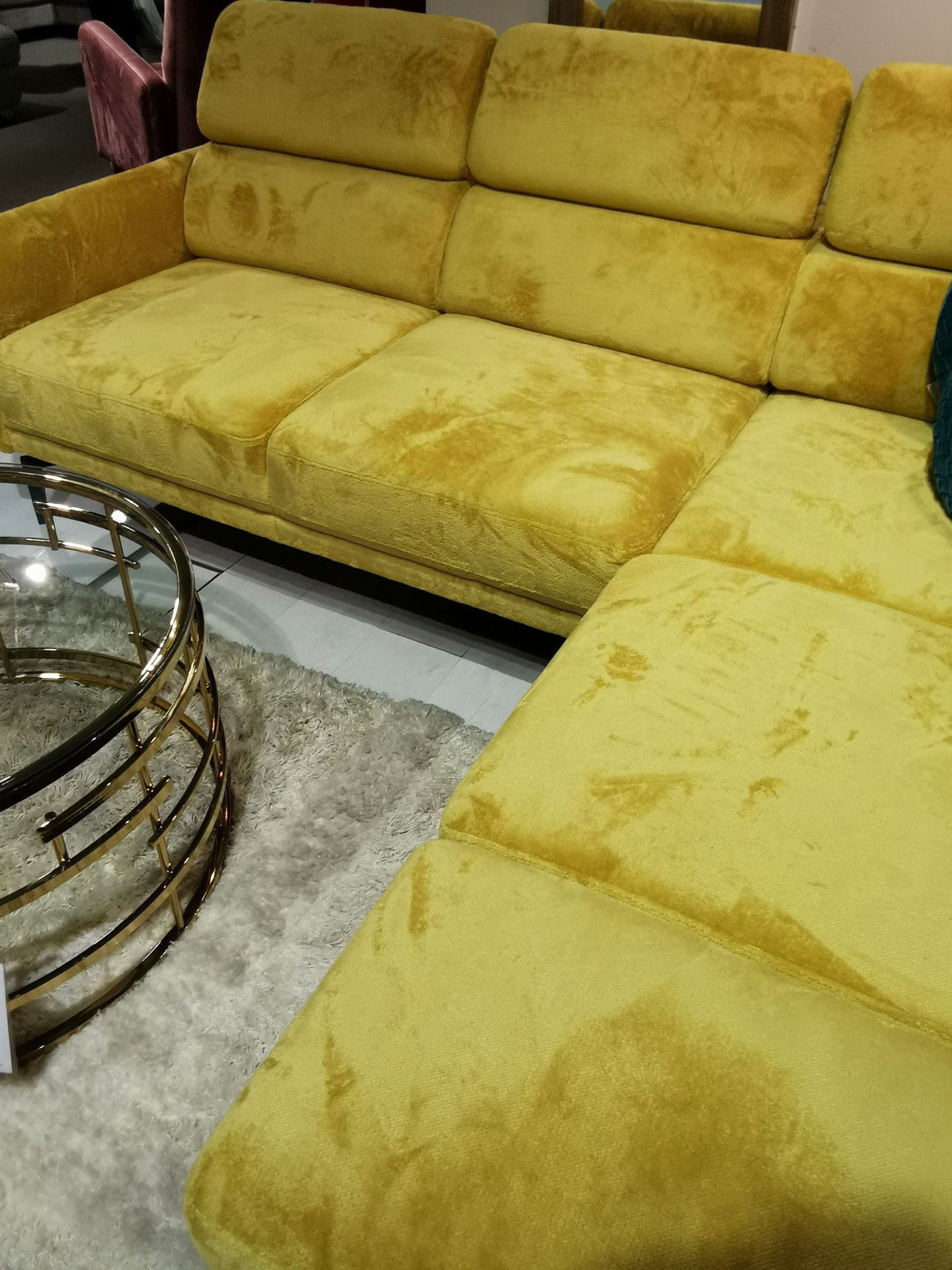 Så får du en harmonisk stil med en gul sofa