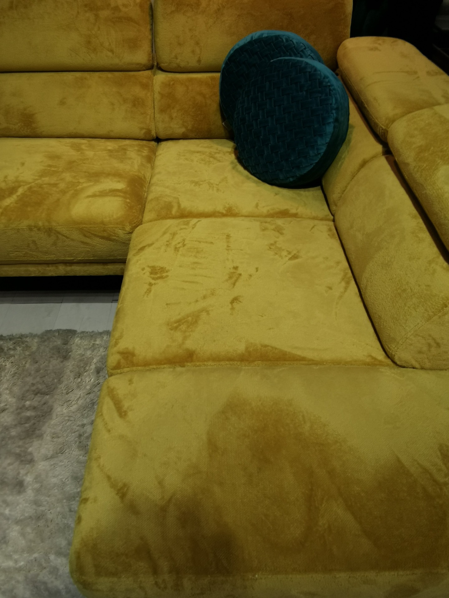 Så får du en harmonisk stil med en gul sofa