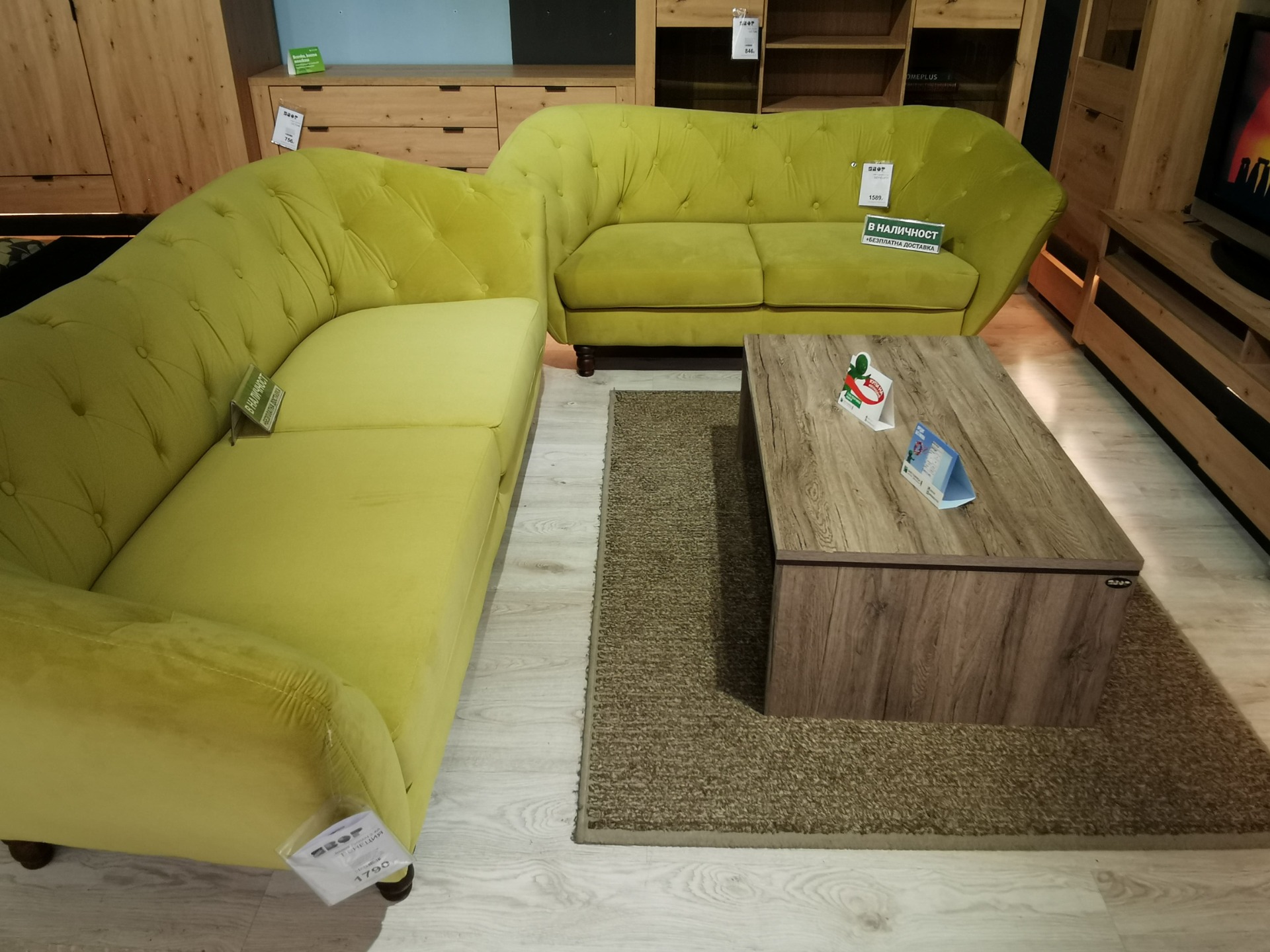 Så får du en harmonisk stil med en gul sofa