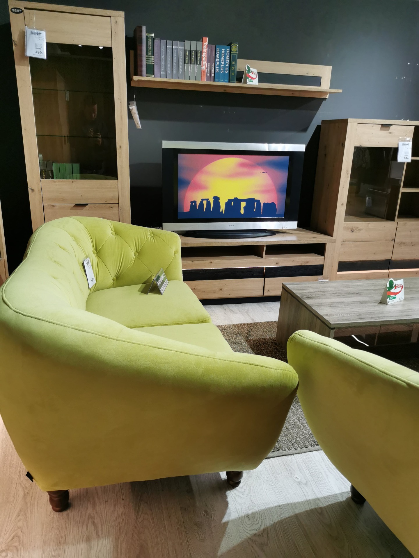 Så får du en harmonisk stil med en gul sofa