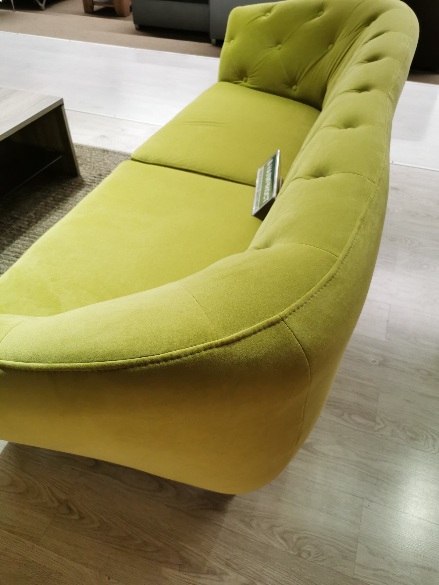 Så får du en harmonisk stil med en gul sofa