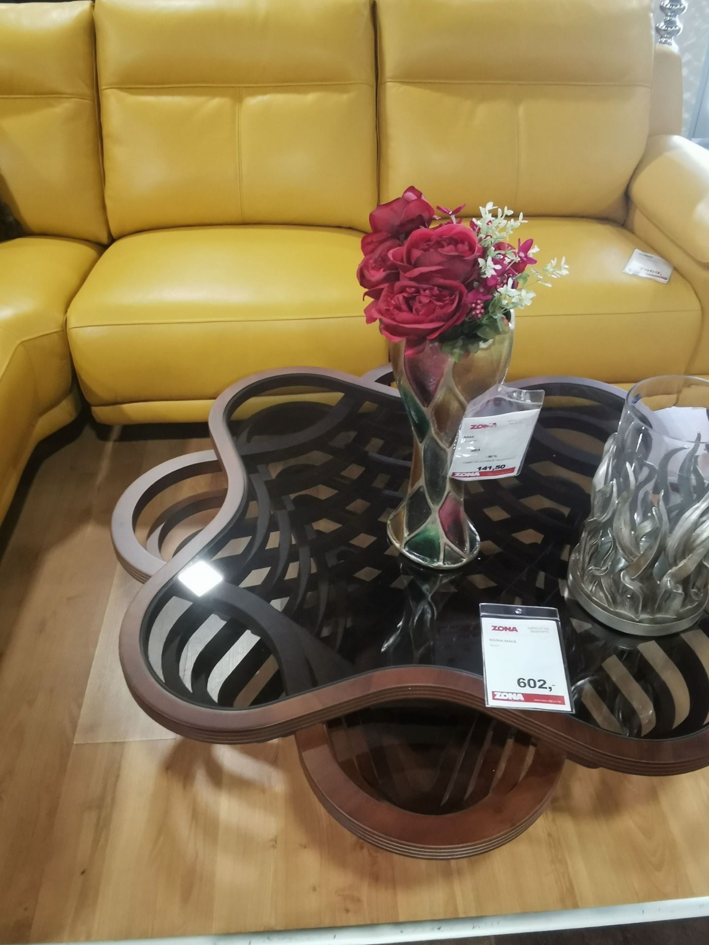 Så får du en harmonisk stil med en gul sofa