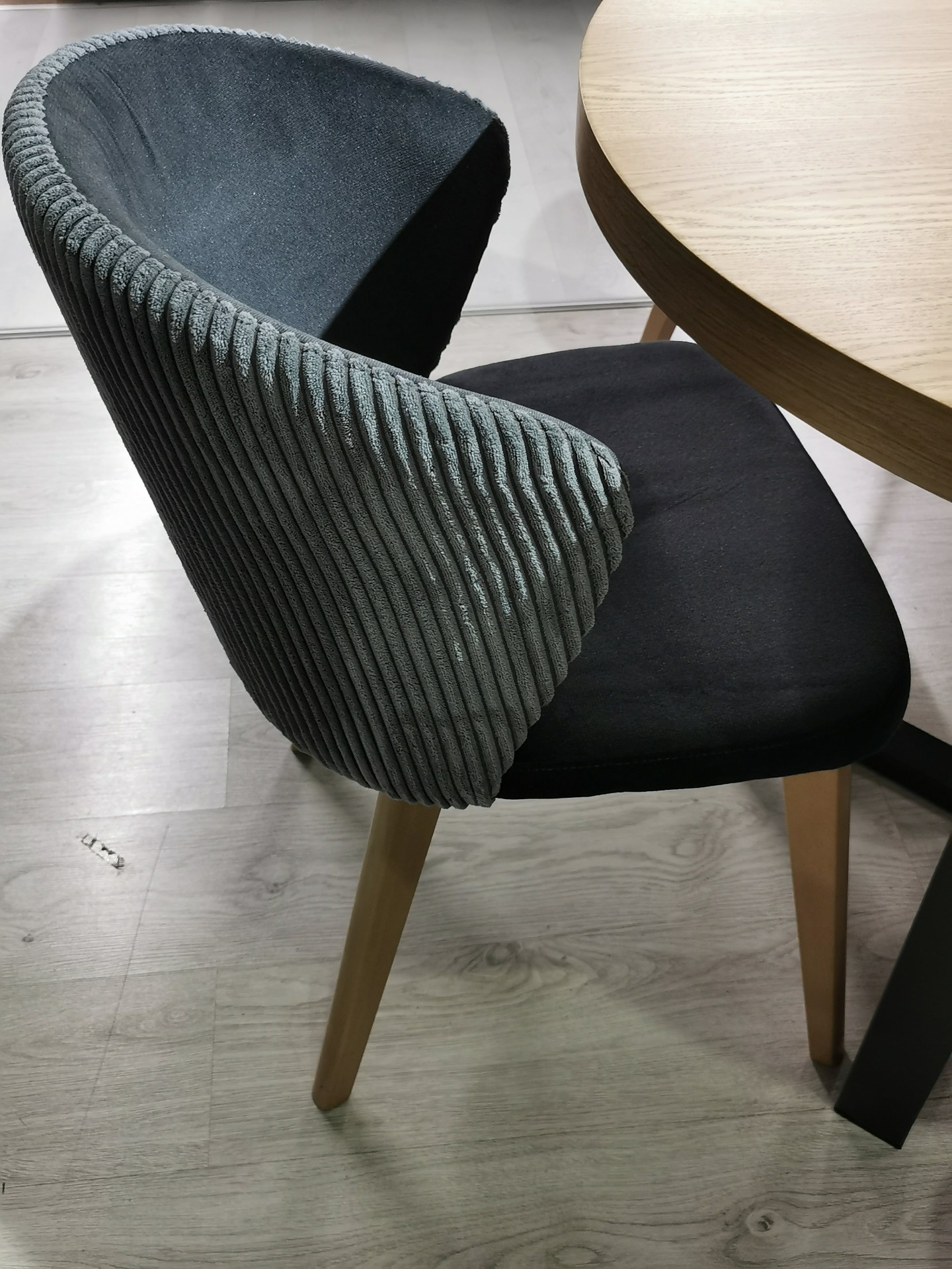 Fargerike spisestuestoler som en del av interiøret