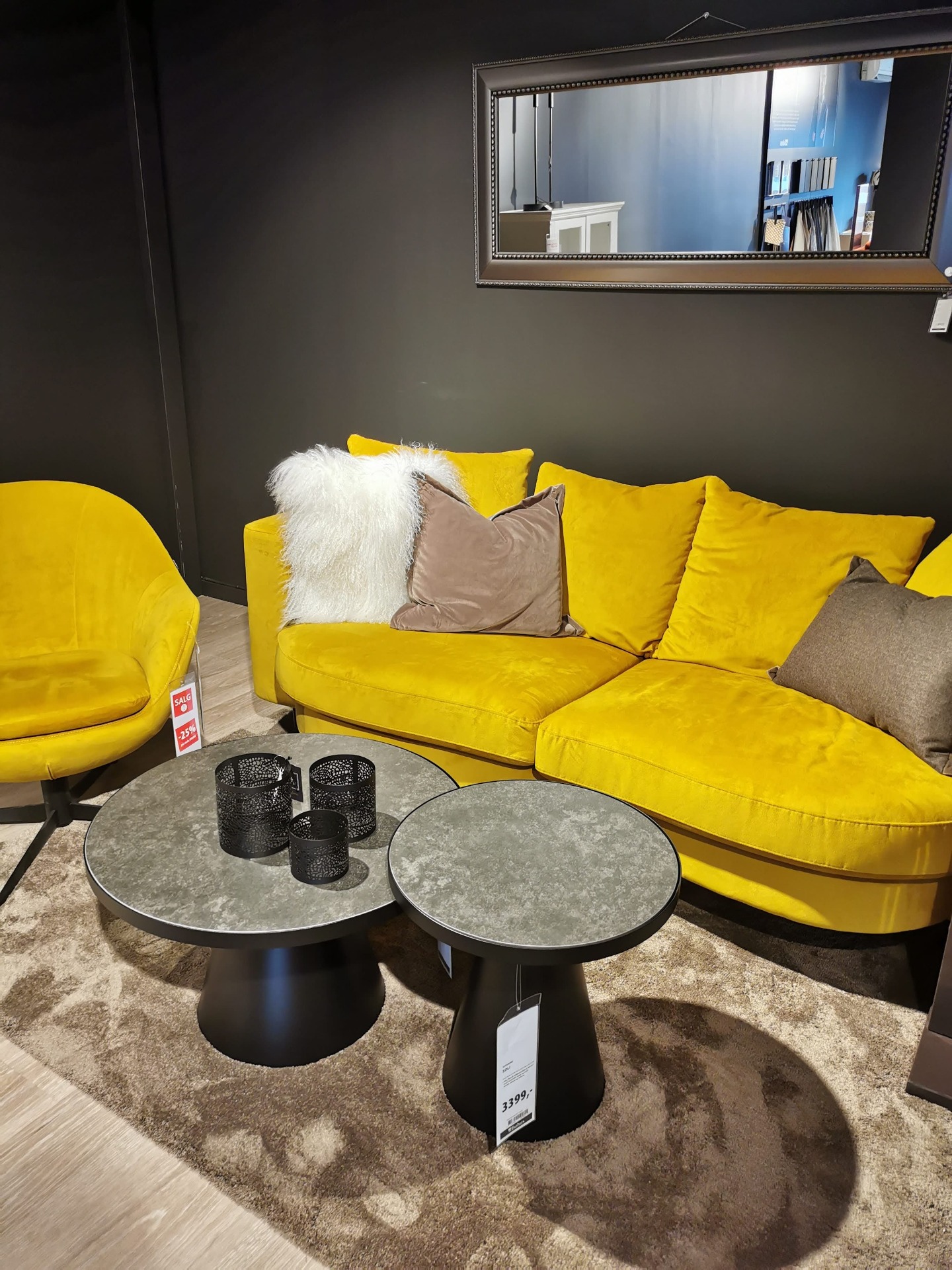 Så får du en harmonisk stil med en gul sofa