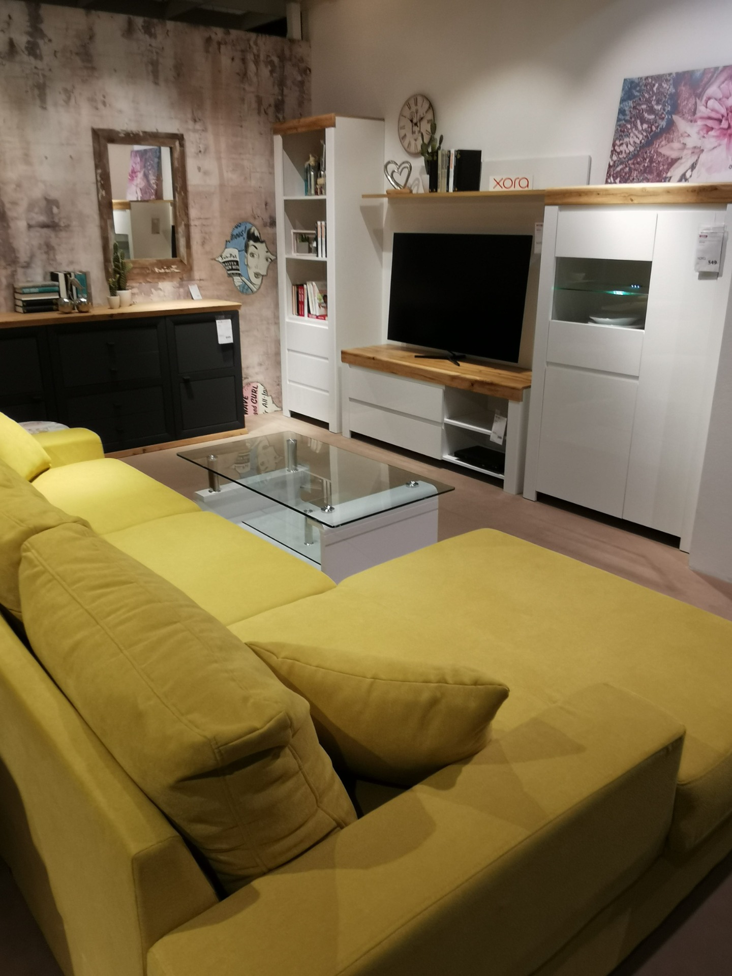 Så får du en harmonisk stil med en gul sofa