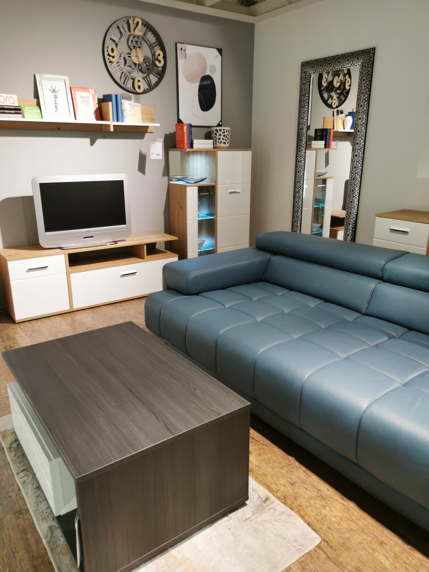 La den blå skinnsofaen være midtpunktet i stuen din