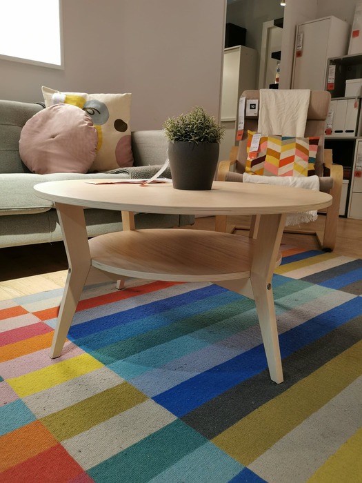 JAKOBSFORS bord og HALVED teppe fra IKEA