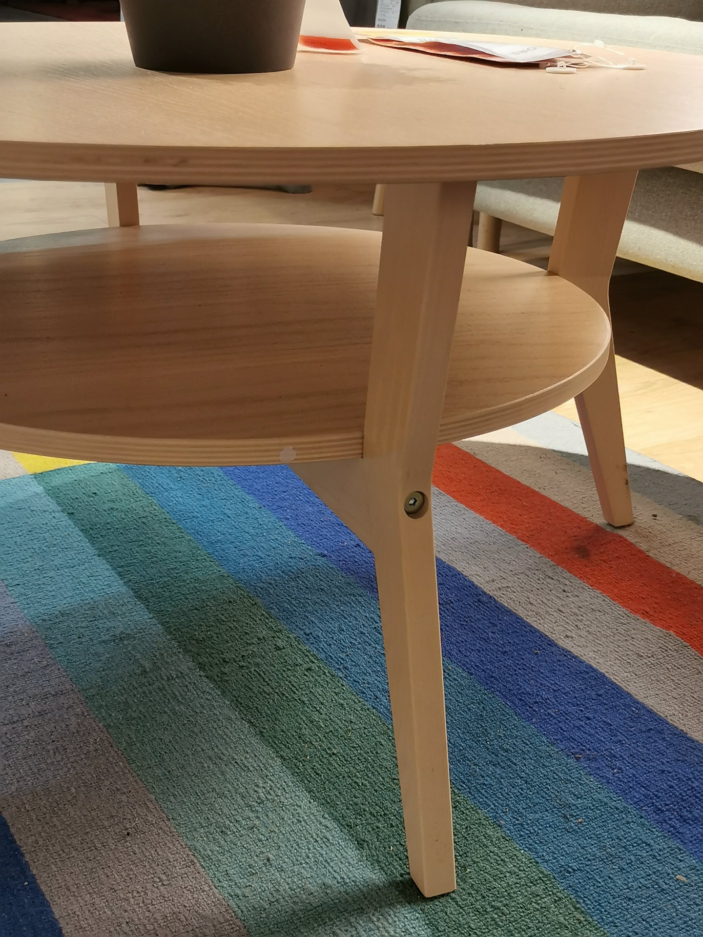 JAKOBSFORS bord og HALVED teppe fra IKEA